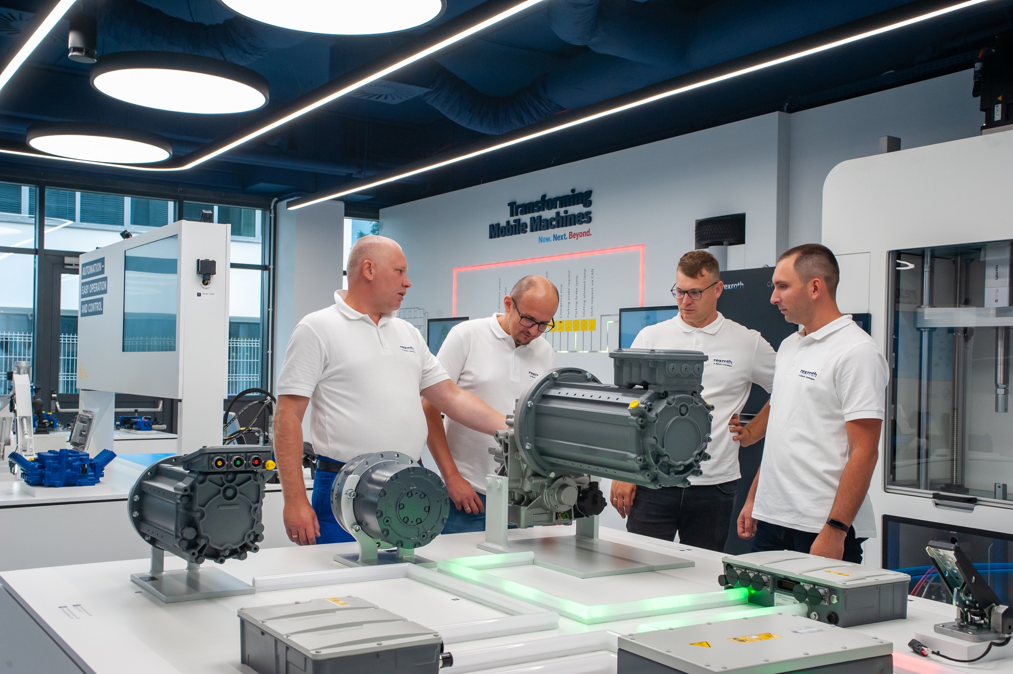 Showroom Mobile & Industrial World | Politechnika Warszawska Wydział Samochodów i Maszyn Roboczych